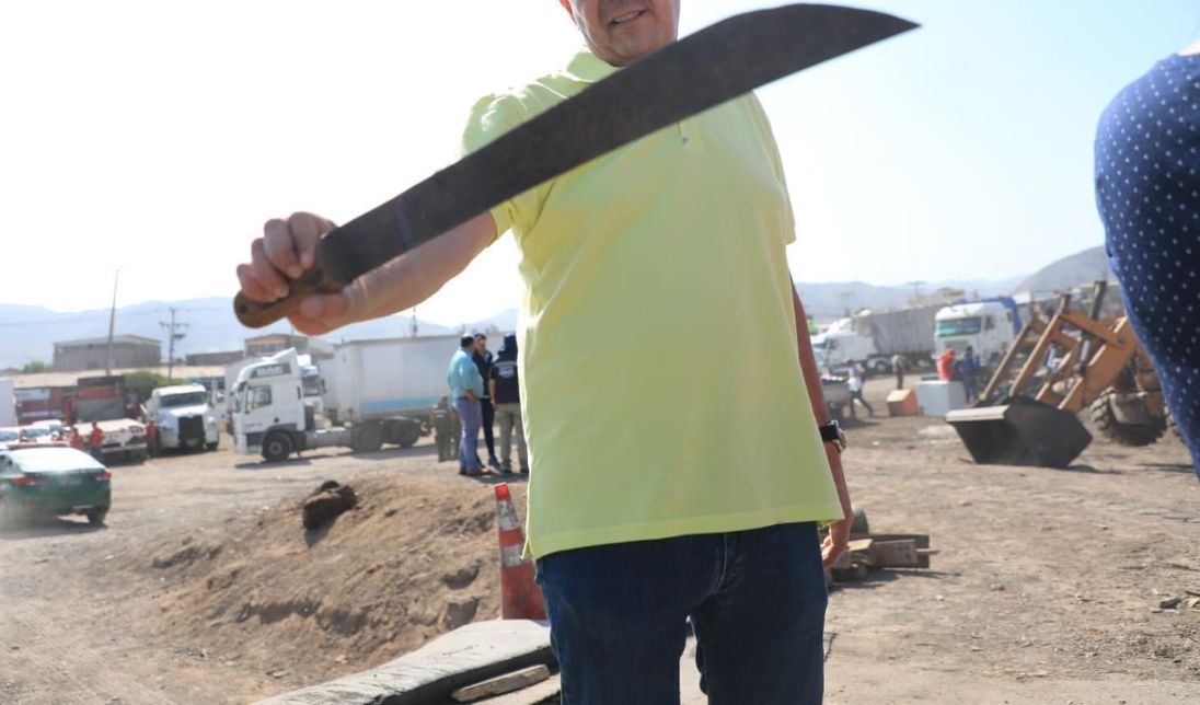 Encuentran machetes y estoques tras desalojo de comerciantes ilegales ...