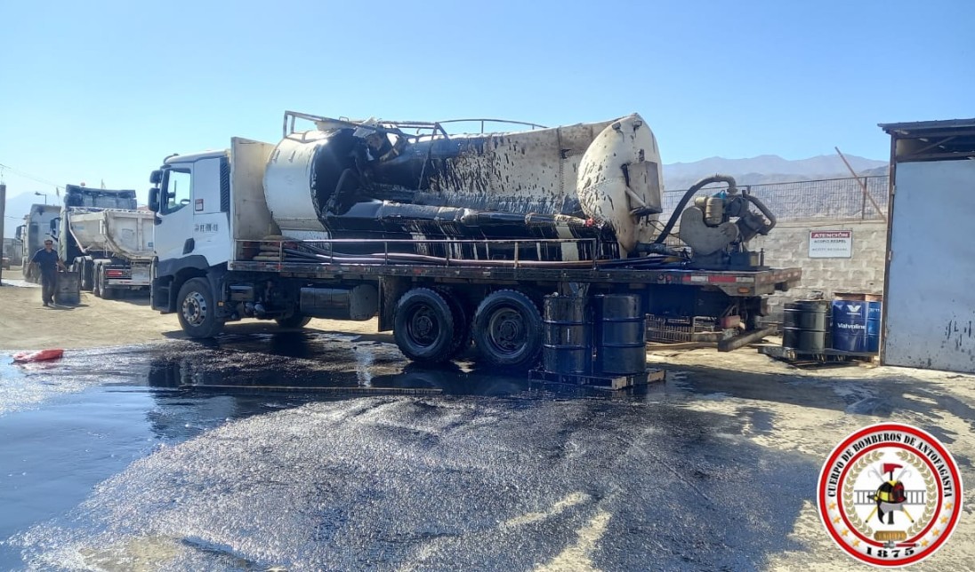 Camión explotó y derramó ocho mil litros de aceite en el sector norte de Antofagasta - Timeline.cl