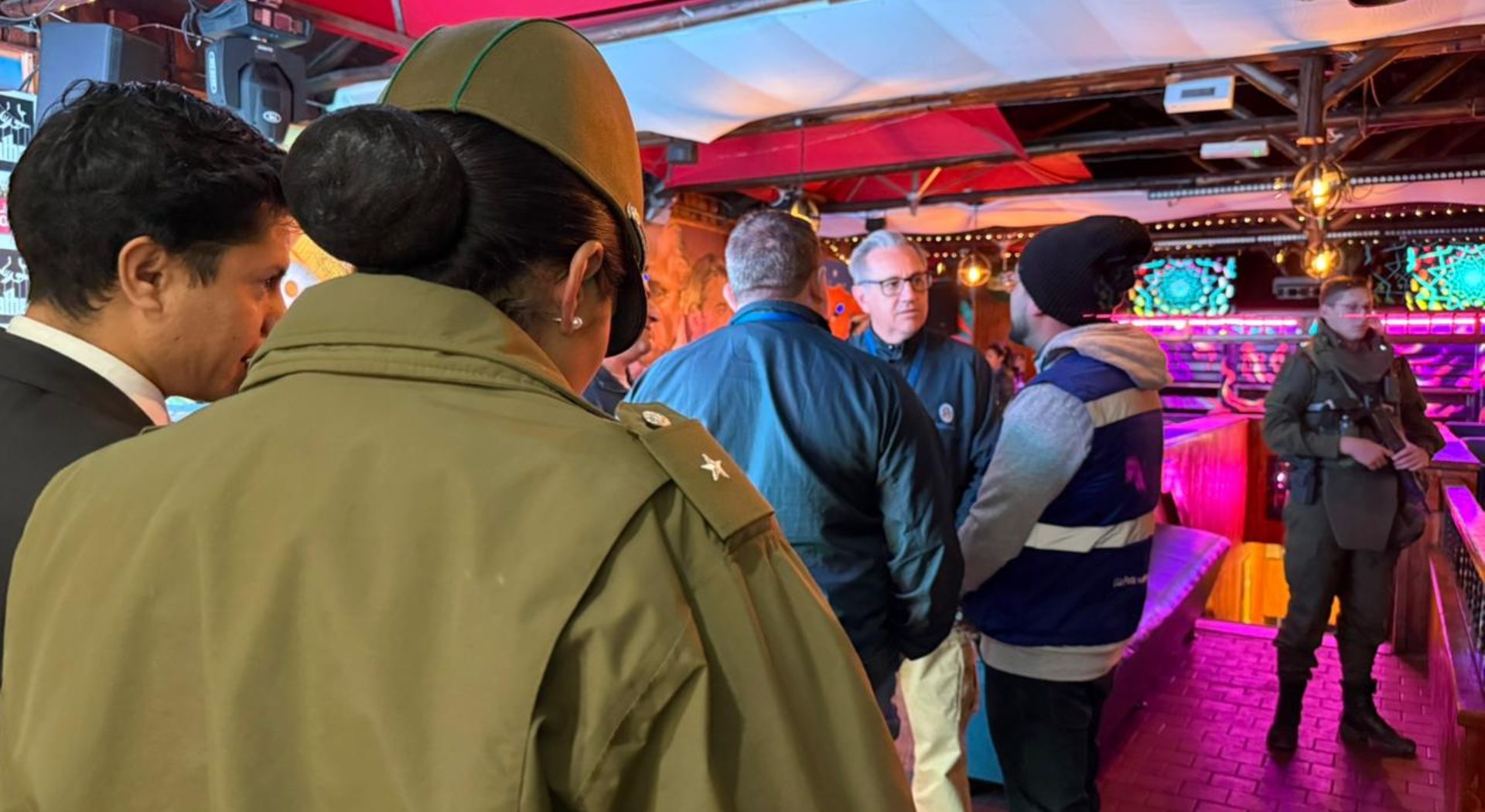 Fiscalizan locales nocturnos en el centro de Antofagasta: cursaron citaciones y uno terminó con ...